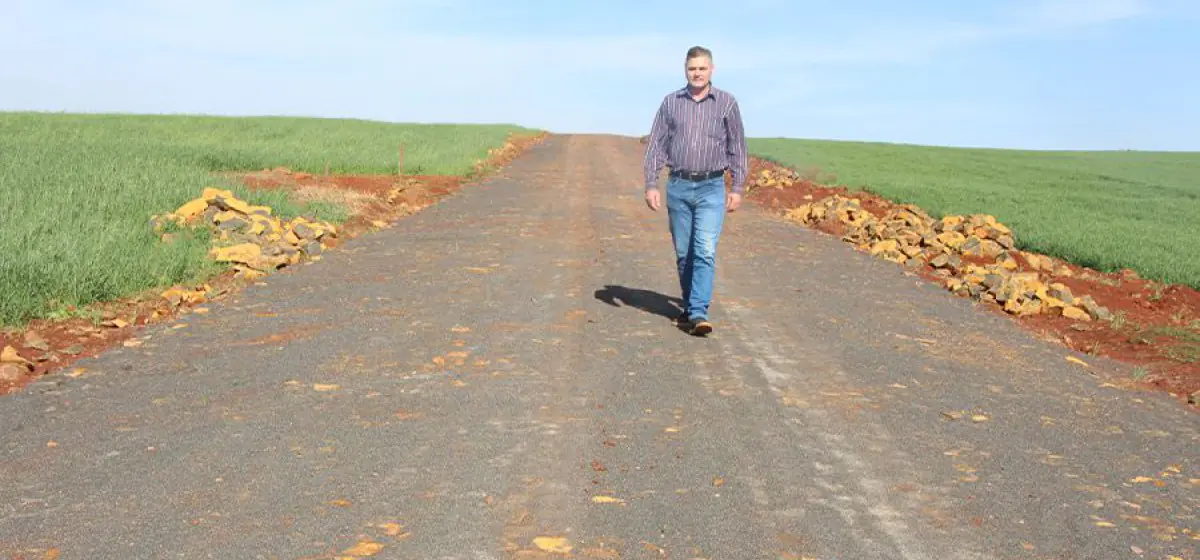 Avançam obras de pavimentação da estrada do Rio da Bulha